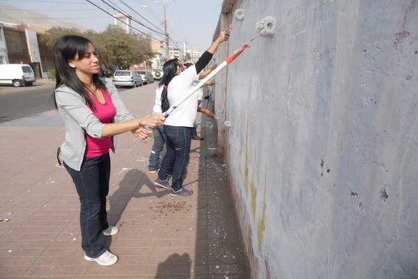 Paulina Núñez Asume Compromiso de No Ensuciar Paredes ni Calles ...